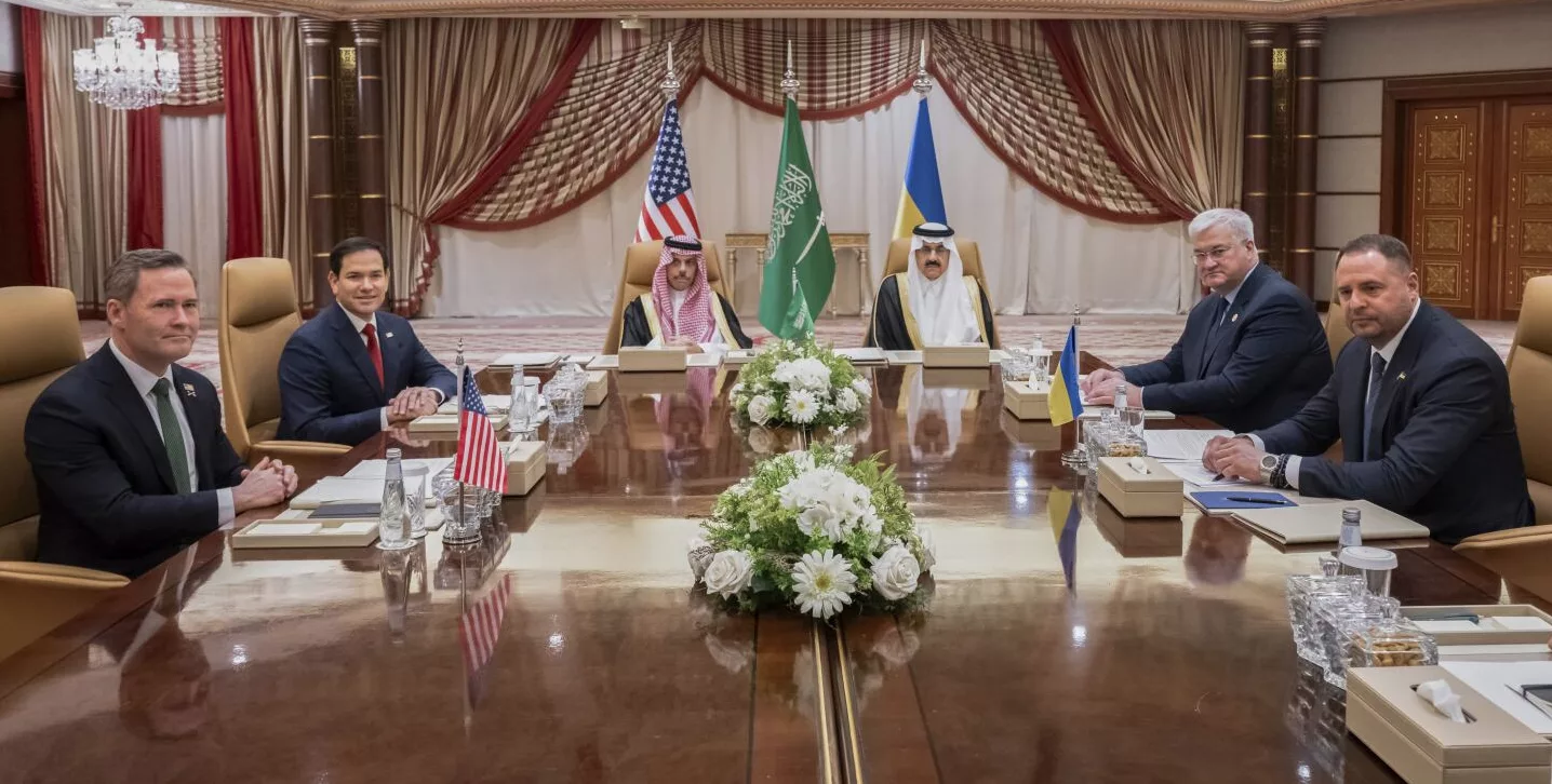 Ucrania y EEUU inician diálogo para poner fin a la guerra, mientras