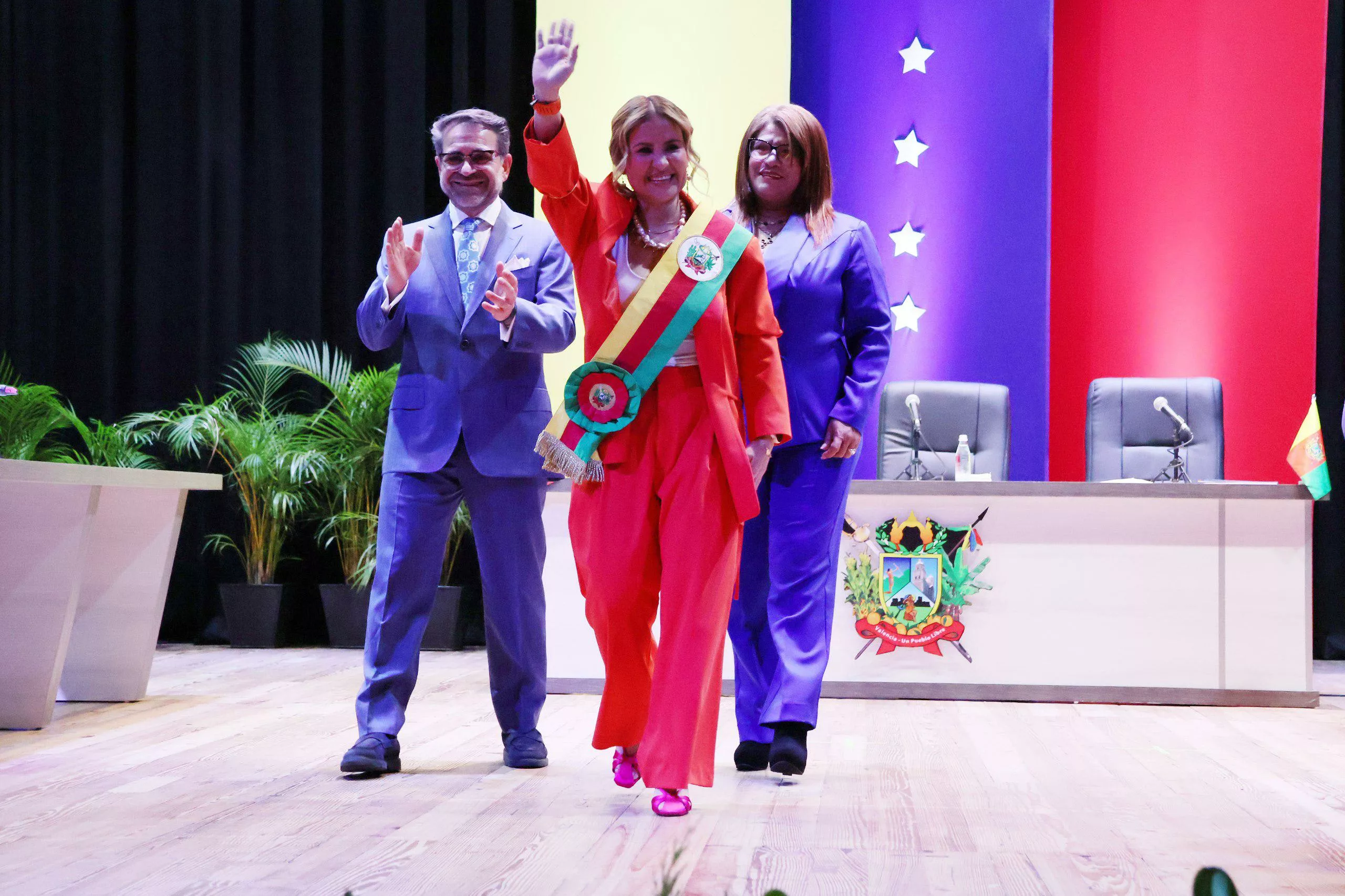 Dina Castillo en su juramentación como alcaldesa de Valencia: