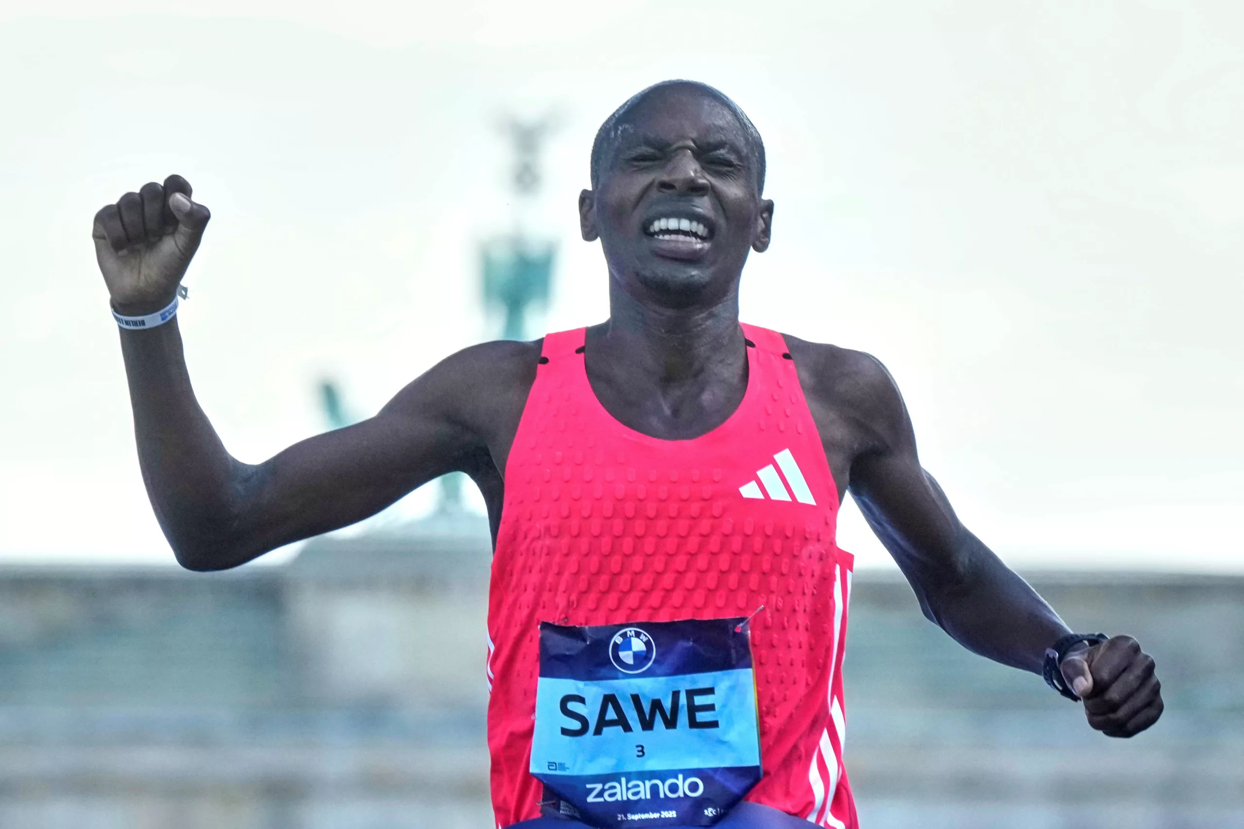 Sebastian Sawe gana el maratón de Berlín, pero el calor se interp
