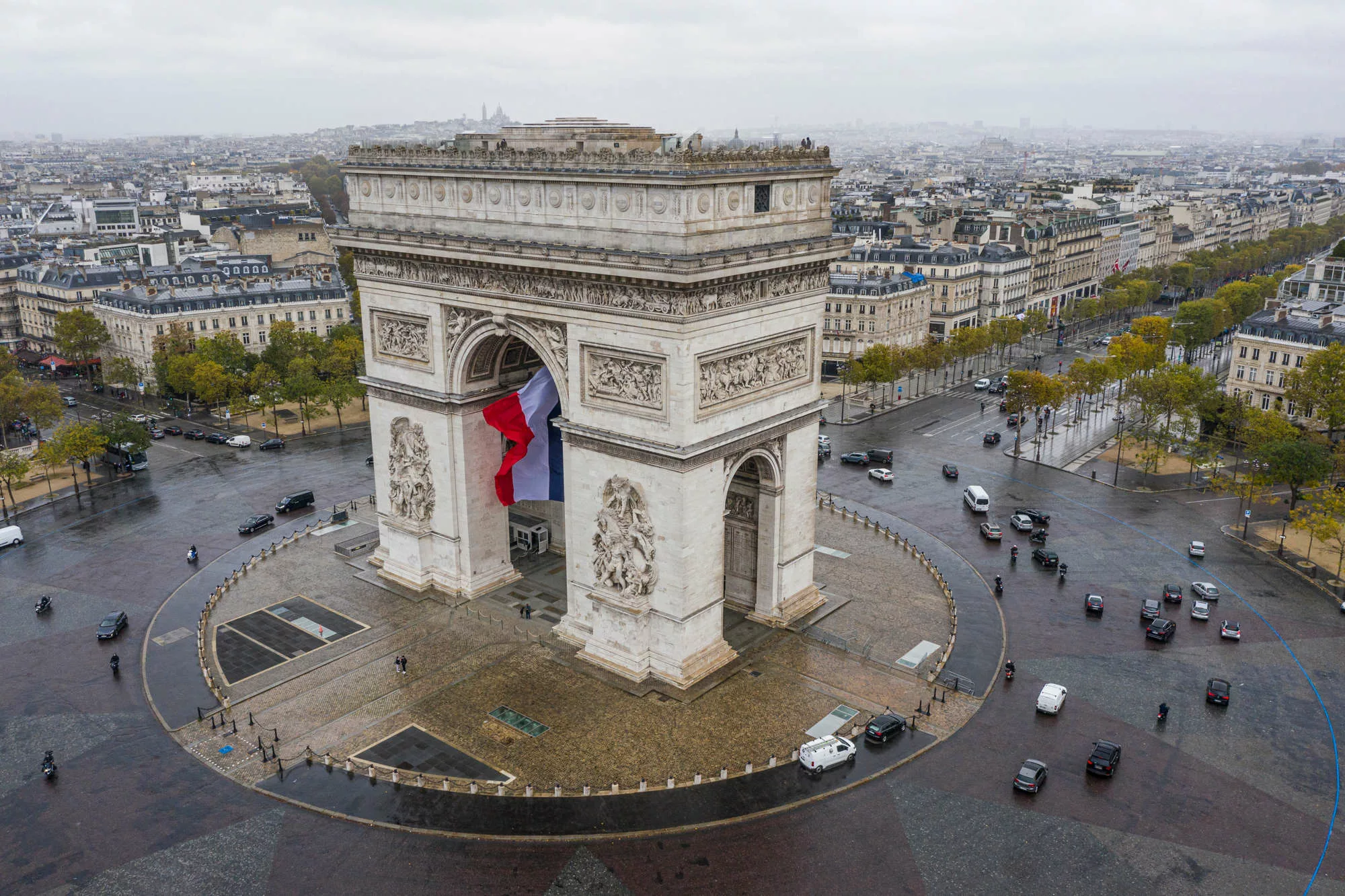 Policía de París abate a hombre que intentó atacar a agente en el