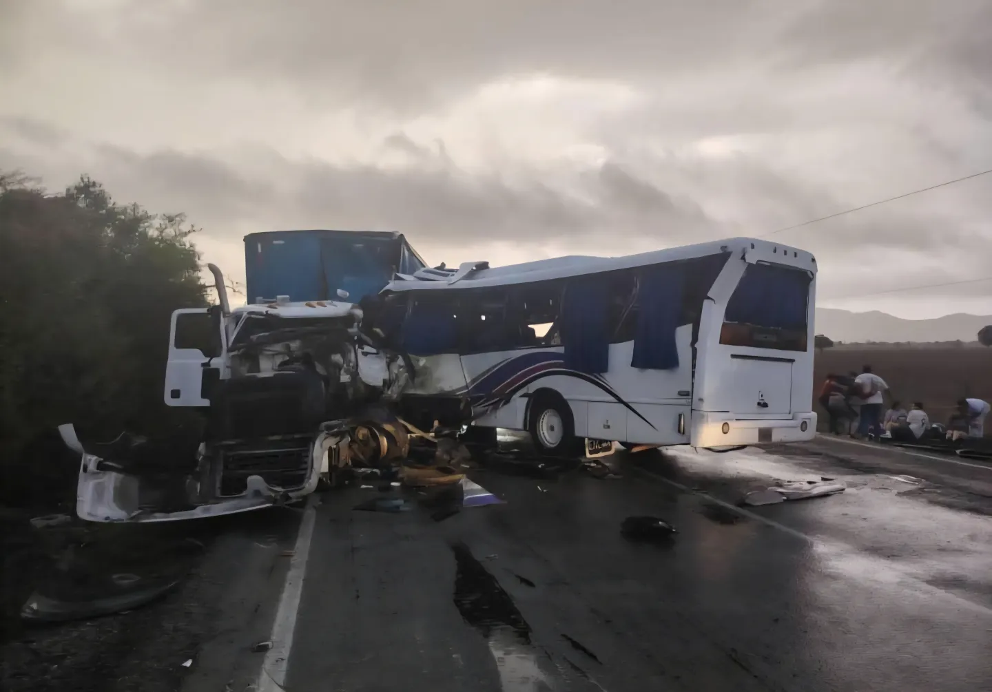 Choque entre autobús y gandola deja nueve fallecidos